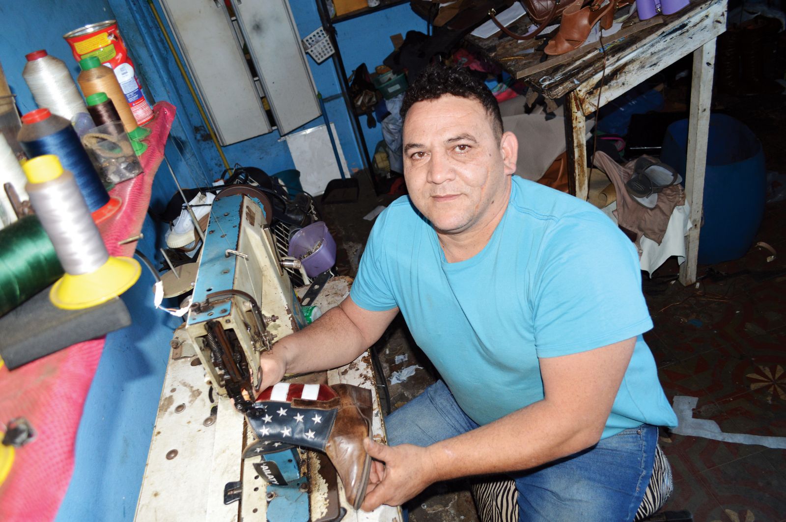 A dupla face de um sapateiro e lutador campeão de ‘muay thai’